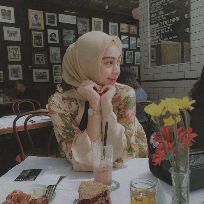 Keseruan Ira Nandha saat Ngopi Cantik di Kafe Estetik