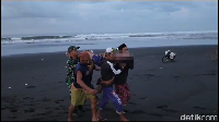 Nelayan Tewas Terseret Ombak Pantai Wotgalih Lumajang Saat Cari Ikan