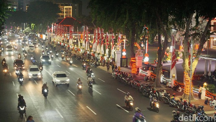 Taman Apsari Surabaya Mulai Dipadati Warga Jelang Pergantian Tahun Taman Apsari Surabaya Mulai Dipadati Warga Jelang Pergantian Tahun