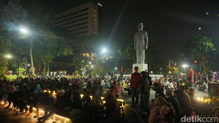 Taman Apsari Surabaya Mulai Dipadati Warga Jelang Pergantian Tahun Taman Apsari Surabaya Mulai Dipadati Warga Jelang Pergantian Tahun