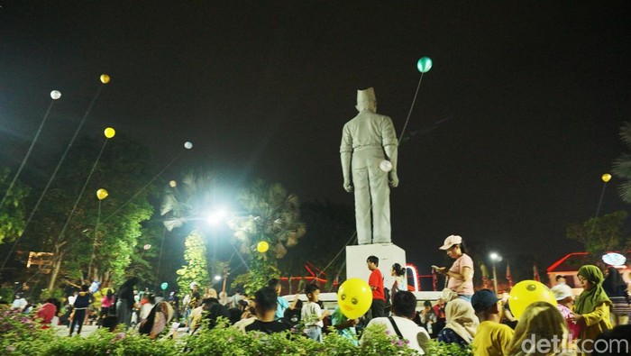 Taman Apsari Surabaya Mulai Dipadati Warga Jelang Pergantian Tahun Taman Apsari Surabaya Mulai Dipadati Warga Jelang Pergantian Tahun