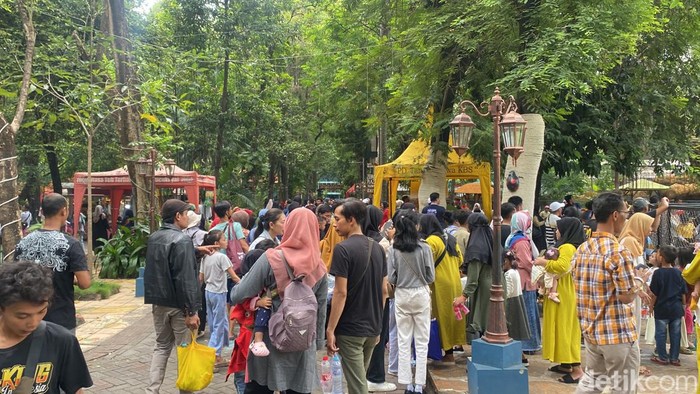 Pengunjung KBS Membeludak di Libur Tahun Baru 2024