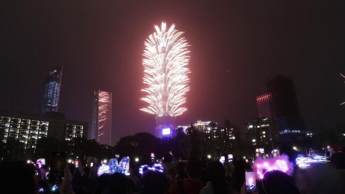 Kembang Api Terangi Gedung Tertinggi di Taiwan