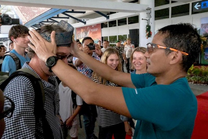 Sandiaga Sambut Wisman Pertama Tahun 2024 di Bintan Sandiaga Sambut Wisman Pertama Tahun 2024 di Bintan