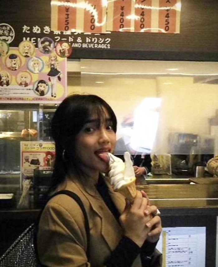 Potret Manis Fuji Saat Makan Es Krim hingga Frappuccino