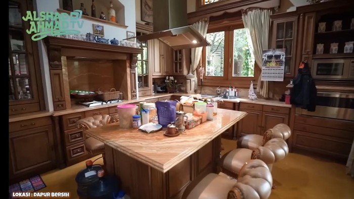 Potret Rumah Orang Tua Alshad Ahmad yang Dijual Rp 300 M, Bak Istana Eropa