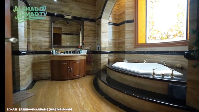 Potret Rumah Orang Tua Alshad Ahmad yang Dijual Rp 300 M, Bak Istana Eropa