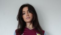 Janji 'Gila' Model Dewasa Pendukung Aston Villa