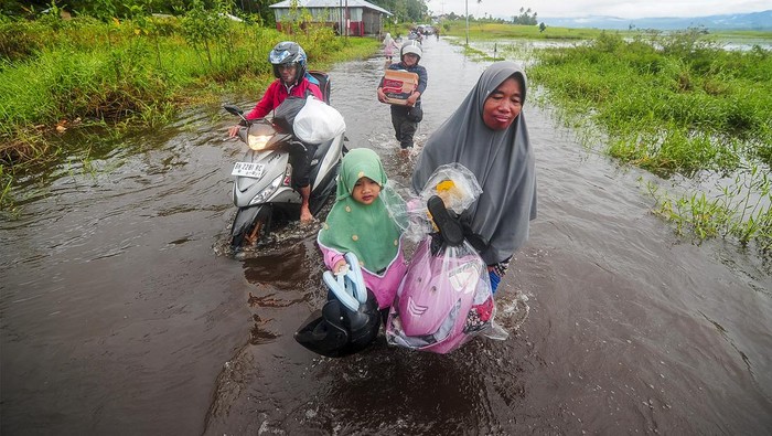 Aksi Nekat Pengendara Terobos Banjir di Jambi Aksi Nekat Pengendara Terobos Banjir di Jambi