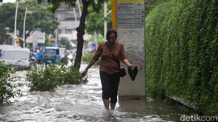 Potret Jalan Kemang Raya Jakarta Selatan yang Tergenang