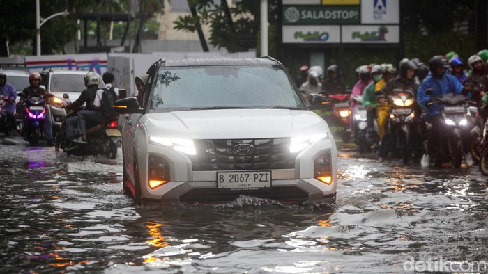 Potret Jalan Kemang Raya Jakarta Selatan yang Tergenang