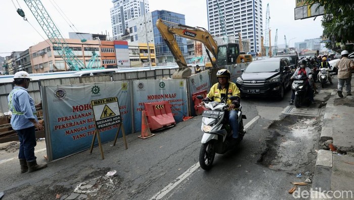 Hati-hati! Ada Jalan Amblas di Proyek Galian Gajah Mada