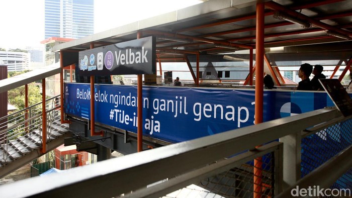 Duh, Eskalator Arah Turun di Halte Velbak Masih Rusak