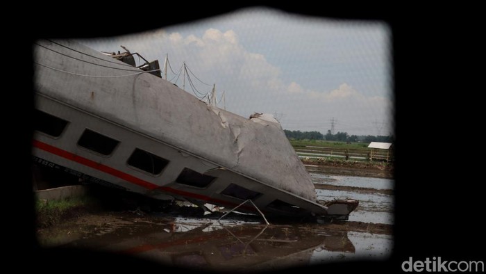 Bangkai Gerbong 2 Kereta yang Tabrakan di Cicalengka Dievakuasi