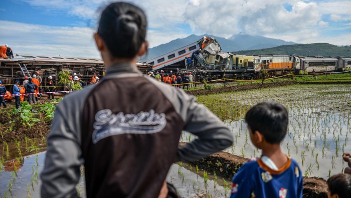 Evakuasi Kereta 'Adu Banteng' di Cicalengka Jadi Tontonan Warga Evakuasi Kereta 'Adu Banteng' di Cicalengka Jadi Tontonan Warga