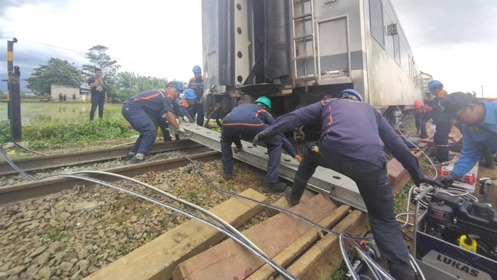 200 Orang Turun Langsung Evakuasi Gerbong KA Turangga & Bandung Raya 200 Orang Turun Langsung Evakuasi Gerbong KA Turangga & Bandung Raya
