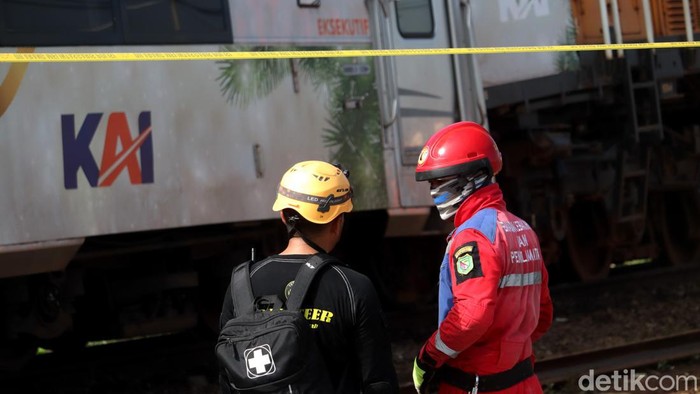 Potret Terkini Evakuasi Kereta yang Tabrakan di Cicalengka Potret Terkini Evakuasi Kereta yang Tabrakan di Cicalengka