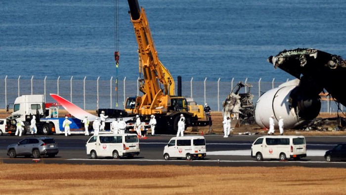 Pesawat yang Terbakar Usai Tabrakan di Bandara Haneda Mulai Dibersihkan