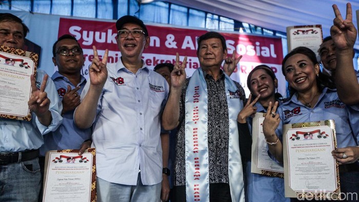 Relawan Prabowo-Gibran Bagi-bagi Susu ke Warga Pasar Minggu
