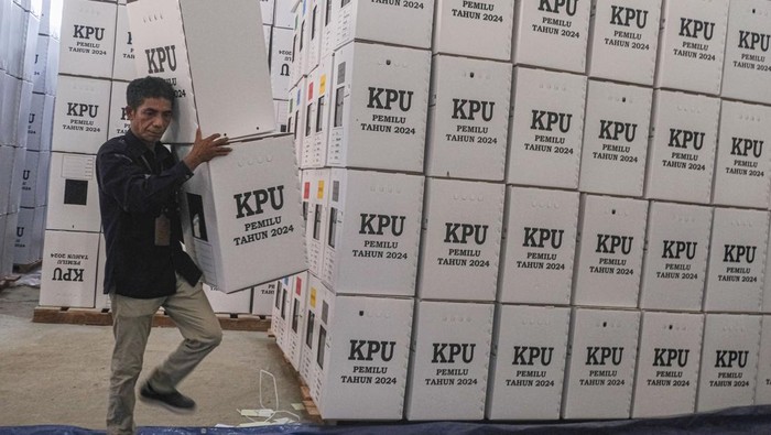 Intip Perakitan Kotak Suara di KPU Kendari Intip Perakitan Kotak Suara di KPU Kendari