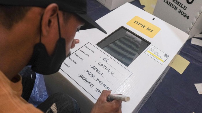 Intip Perakitan Kotak Suara di KPU Kendari Intip Perakitan Kotak Suara di KPU Kendari