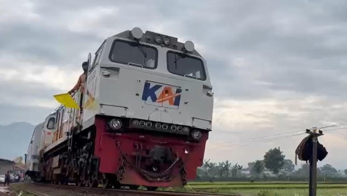 Evakuasi KA Turangga & Bandung Raya Selesai, Perjalanan Kembali Normal Evakuasi KA Turangga & Bandung Raya Selesai, Perjalanan Kembali Normal