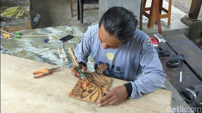 Melihat Lebih Dekat Pelukis Seni Pirografi Asal Trenggalek
