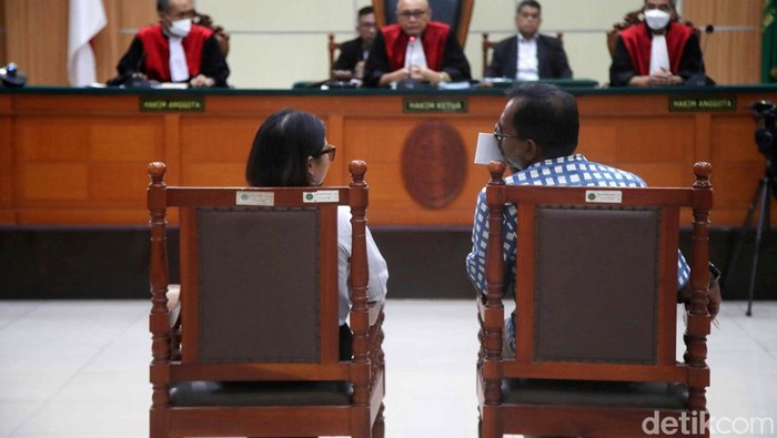 Senyum Haris Azhar-Fatia Saat Divonis Bebas