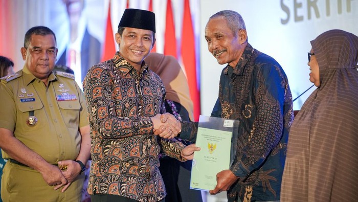 Wamen Atr Bpn Bagikan 1 000 Sertifikat Ke Warga Riau Mohon Dijaga
