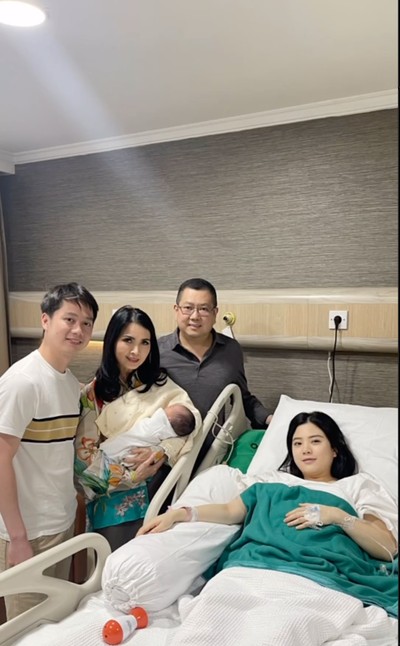 Valencia Tanoe Tampil Bare Face Usai Lahiran, Kulit Glowingnya Bikin Salfok