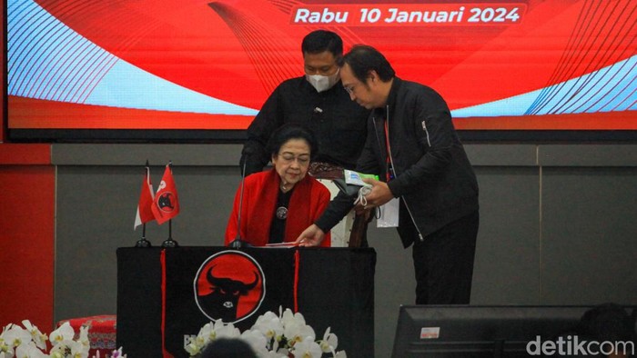 Aksi Sigap Prananda Prabowo Bantu Megawati Aksi Sigap Prananda Prabowo Bantu Megawati
