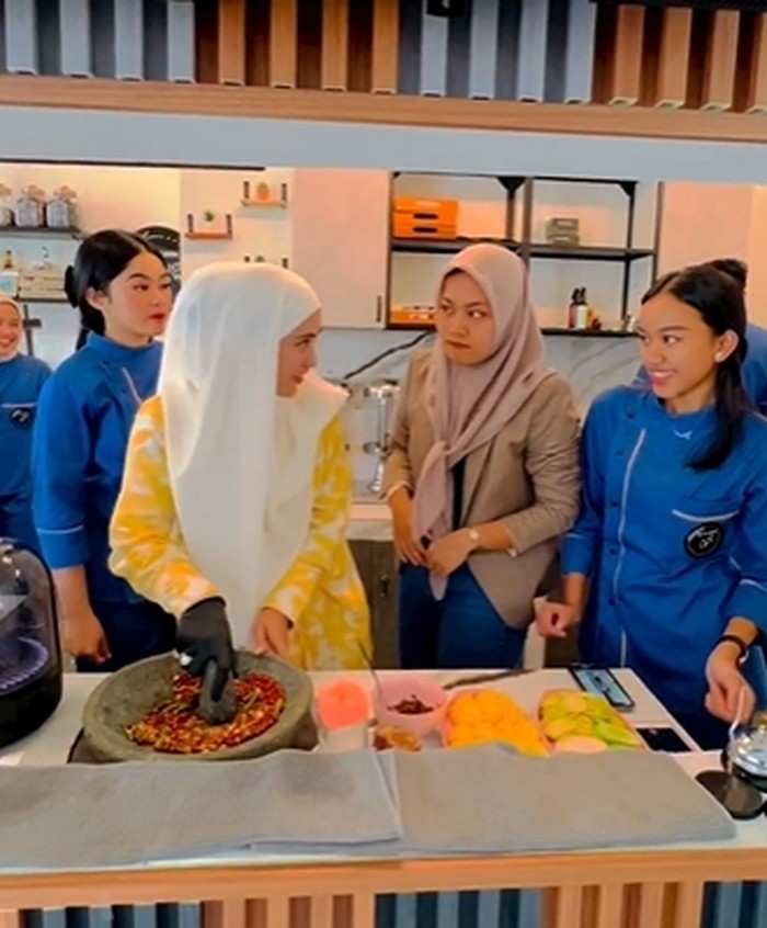 April Jasmine dan Ustad Solmed Kompak Makan Pecel Lele Kaki Lima