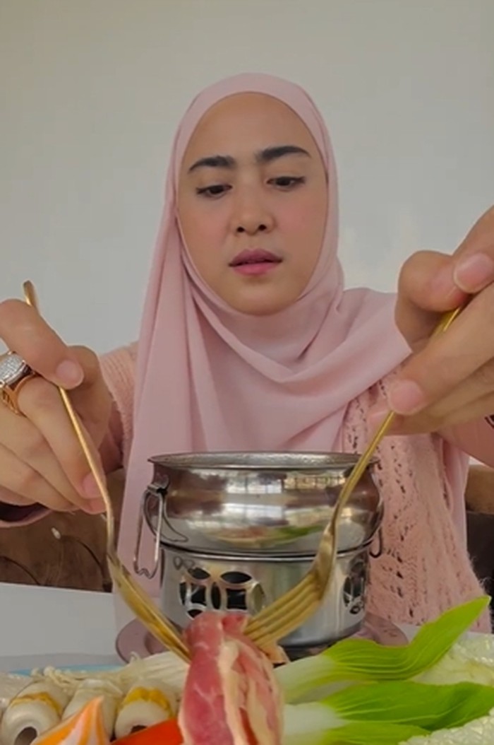 April Jasmine dan Ustad Solmed Kompak Makan Pecel Lele Kaki Lima