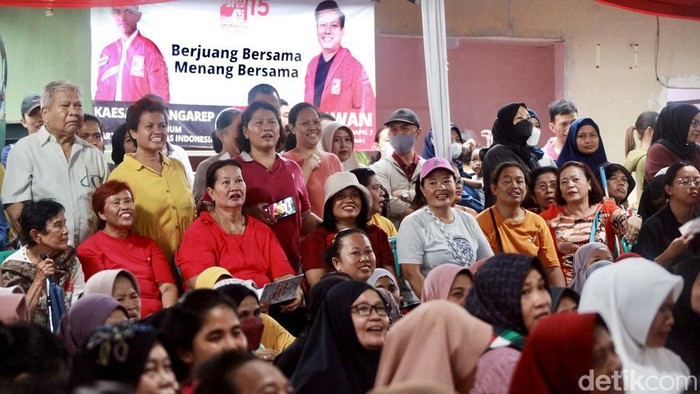 Kaesang Safari Politik Bareng Istri di Kebayoran Lama