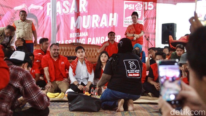 Kaesang Safari Politik Bareng Istri di Kebayoran Lama