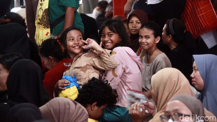 Kaesang Safari Politik Bareng Istri di Kebayoran Lama