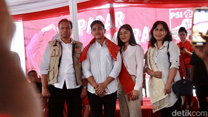 Kaesang Safari Politik Bareng Istri di Kebayoran Lama