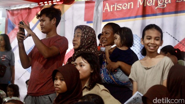 Kaesang Safari Politik Bareng Istri di Kebayoran Lama