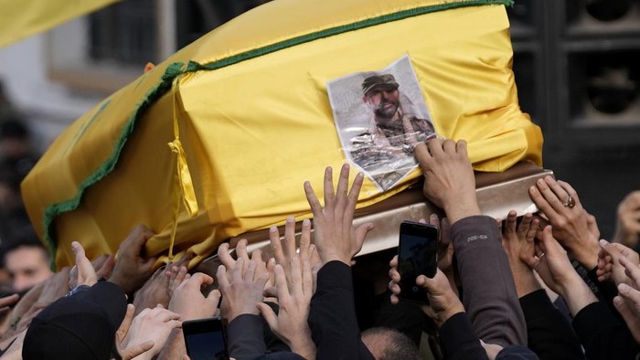Ribuan Pelayat Iringi Pemakaman Komandan Hizbullah Yang Tewas Diserang