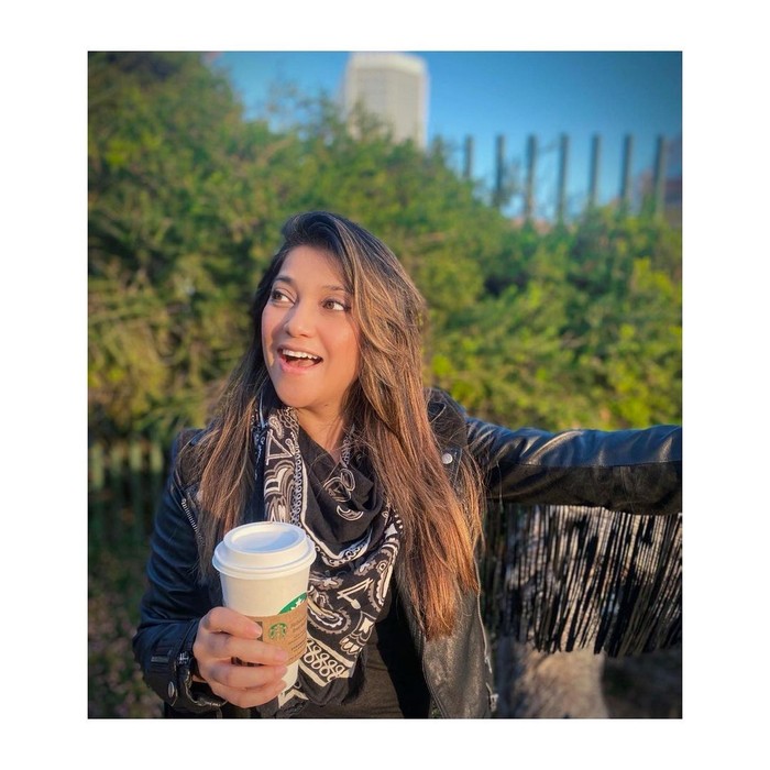 Hobi Kulineran, Begini Keseruan Sarah Azhari saat Ngeteh dan Makan ...