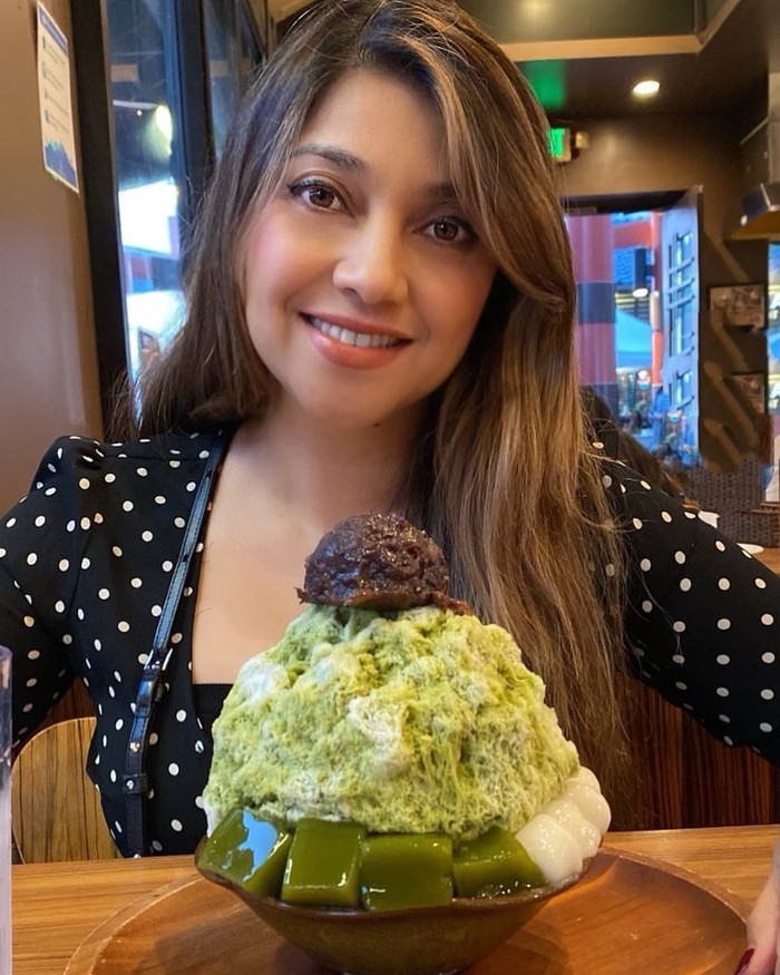 Hobi Kulineran, Begini Keseruan Sarah Azhari saat Ngeteh dan Makan ...