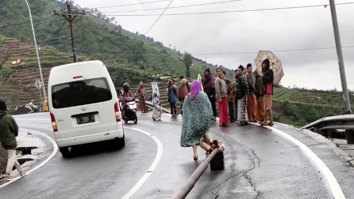 Hujan Deras, Jalur Wonosobo-Dieng Longsor dan Retak! Hujan Deras, Jalur Wonosobo-Dieng Longsor dan Retak!