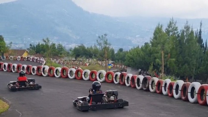 Keseruan Balapan Gokart di Perbukitan Lembang Cek!
