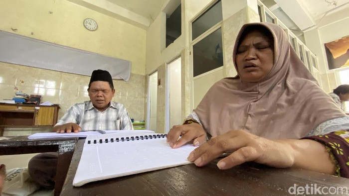 Kegigihan Komunitas Tuna Netra Surabaya Ngaji AL-Qur'an Braille