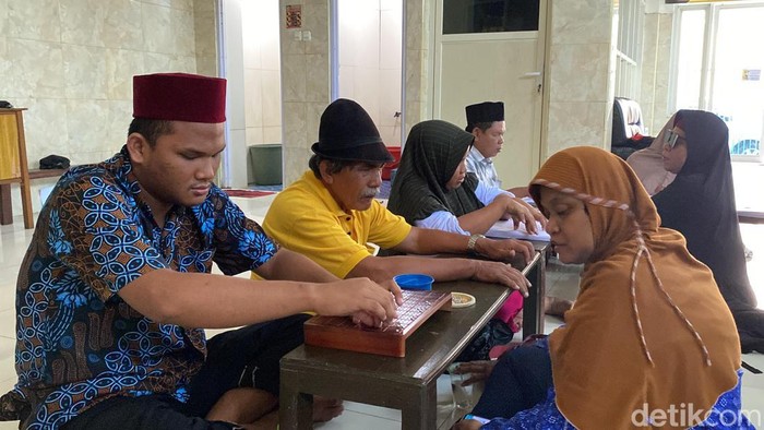 Kegigihan Komunitas Tuna Netra Surabaya Ngaji AL-Qur'an Braille