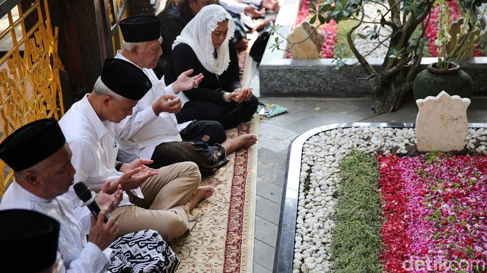 Momen Ganjar Ziarah Makam KH Hasyim Asy'ari dan Gus Dur