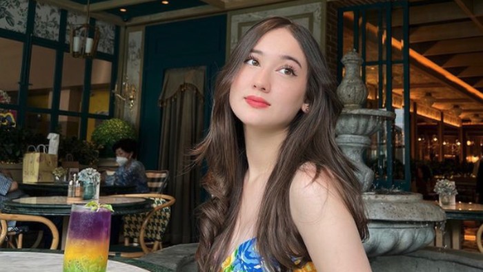 Gaya Laura Moane Pacar Al Ghazali Pamer Cincin Berlian Dari Maia Estianty