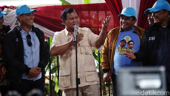 Momen Prabowo-Nelayan Kompak Pose Dua Jari di Kertanegara