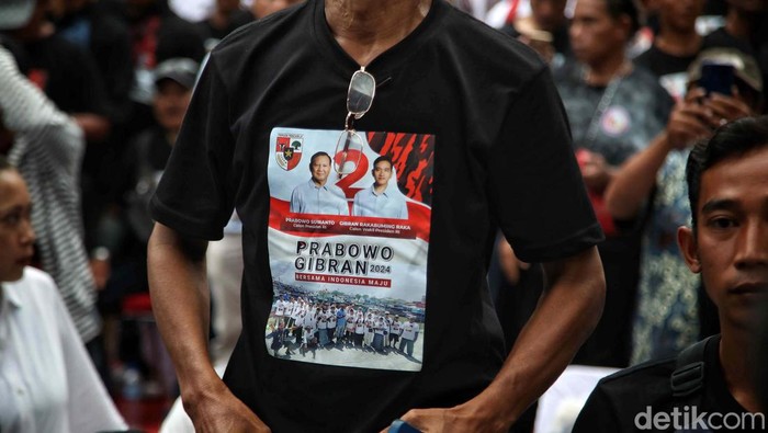 Momen Prabowo-Nelayan Kompak Pose Dua Jari di Kertanegara