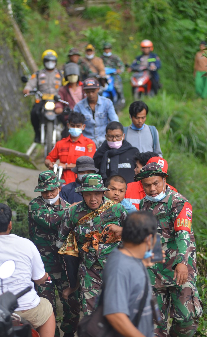 Evakuasi Warga Disabilitas di Kaki Gunung Marapi Evakuasi Warga Disabilitas di Kaki Gunung Marapi